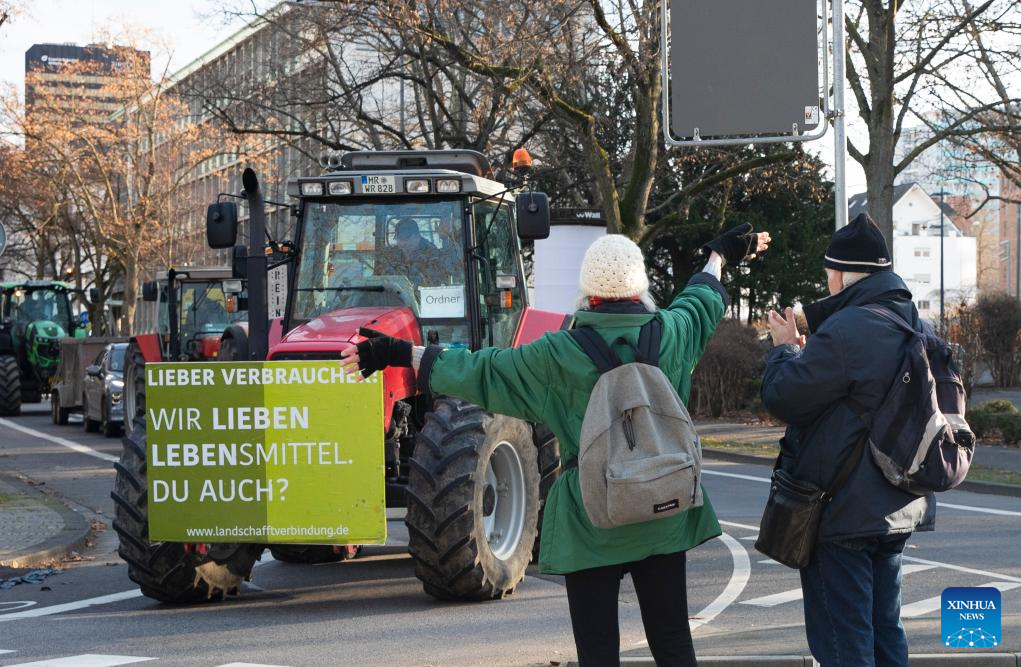 German farmers protest against subsidy cuts-Xinhua