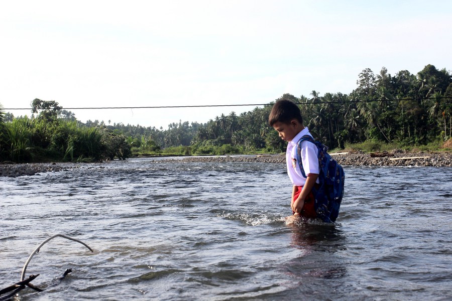 Asia Album: Students wade to school in Indonesia-Xinhua