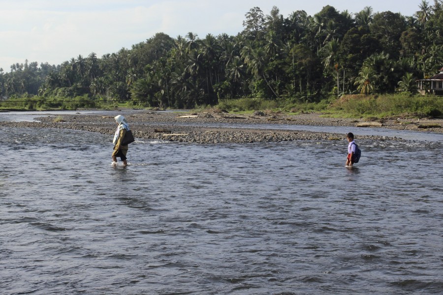 Asia Album: Students wade to school in Indonesia-Xinhua