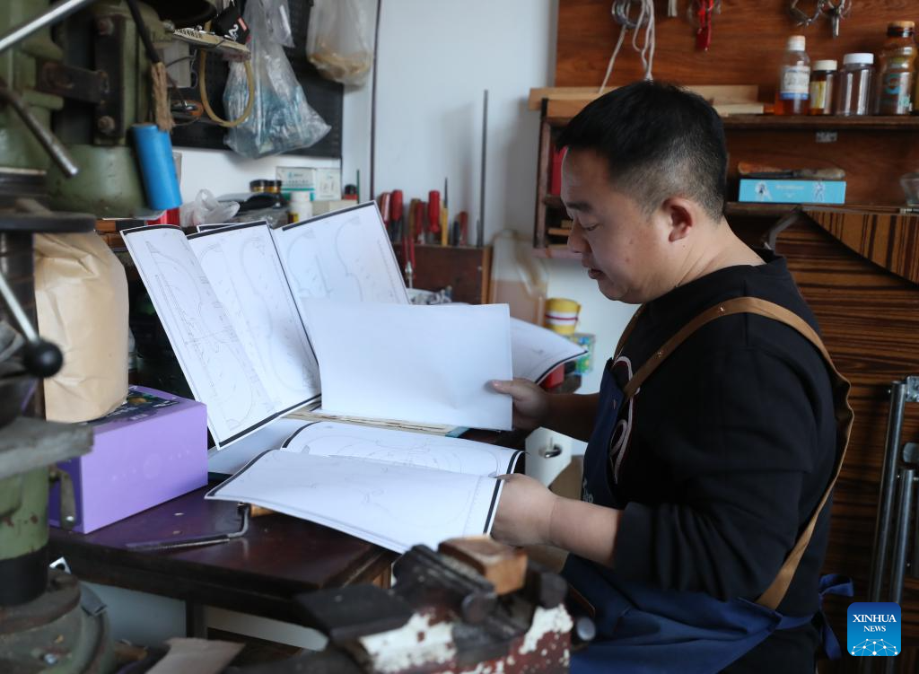 Pic story of luthier in Yingkou City, China's Liaoning-Xinhua