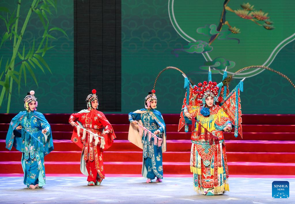 Young opera actors stage graduation gala in C China’s Hubei_Culture