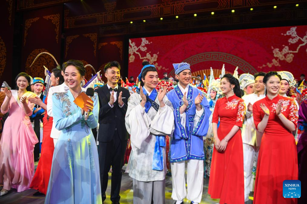 Young opera actors stage graduation gala in C China’s Hubei_Culture