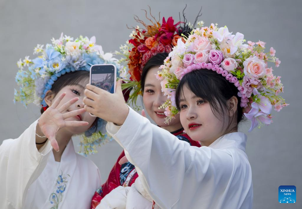 Flowery headwear brings benefits to residents in Xunpu Village, Fujian-Xinhua