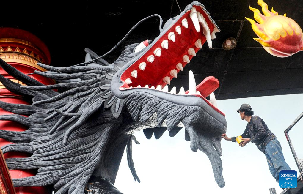 Workers repaint dragon statues in preparation for upcoming Chinese ...