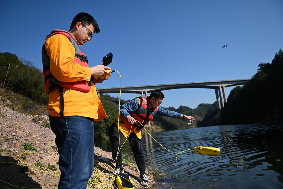 Unmanned submersible helps with operation of railway lines during ...