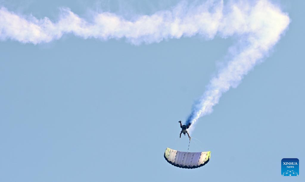 Skydiving show held to celebrate upcoming National Day of Kuwait-Xinhua