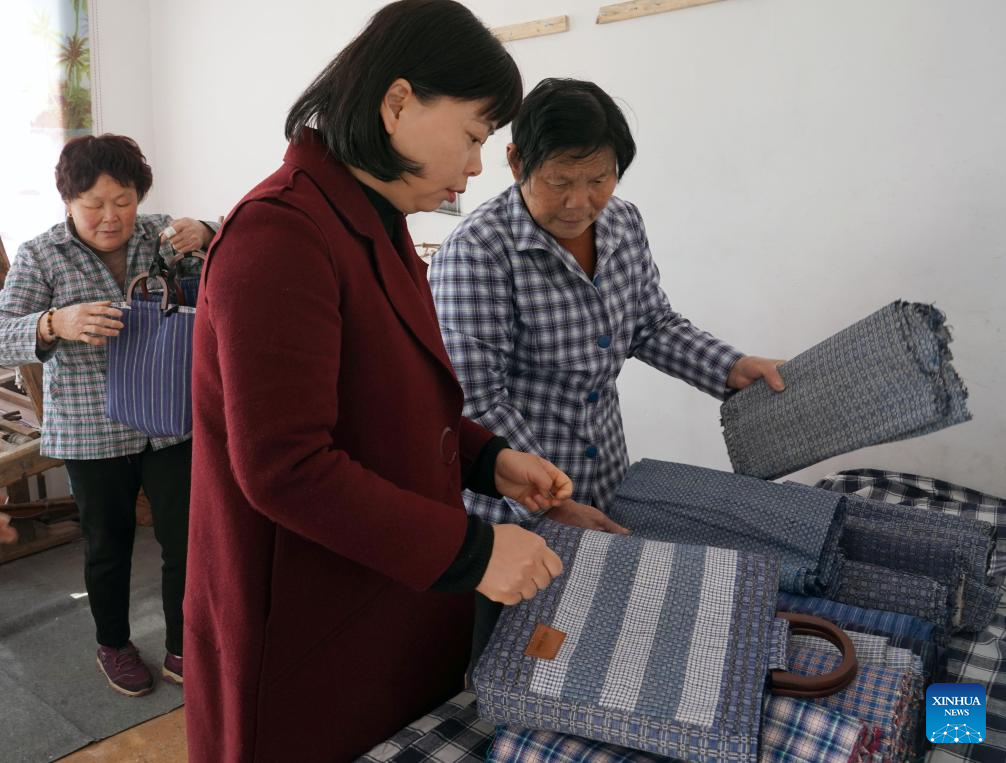 Intangible culture inheritor strives to revive homespun cloth in ...