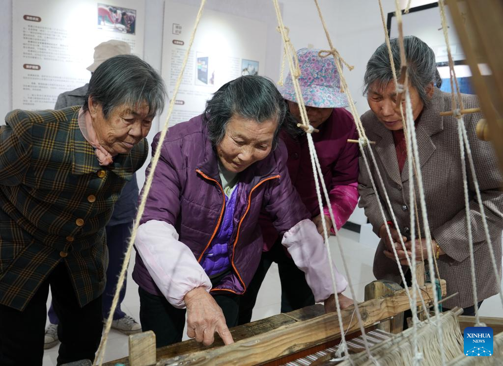 Intangible culture inheritor strives to revive homespun cloth in ...