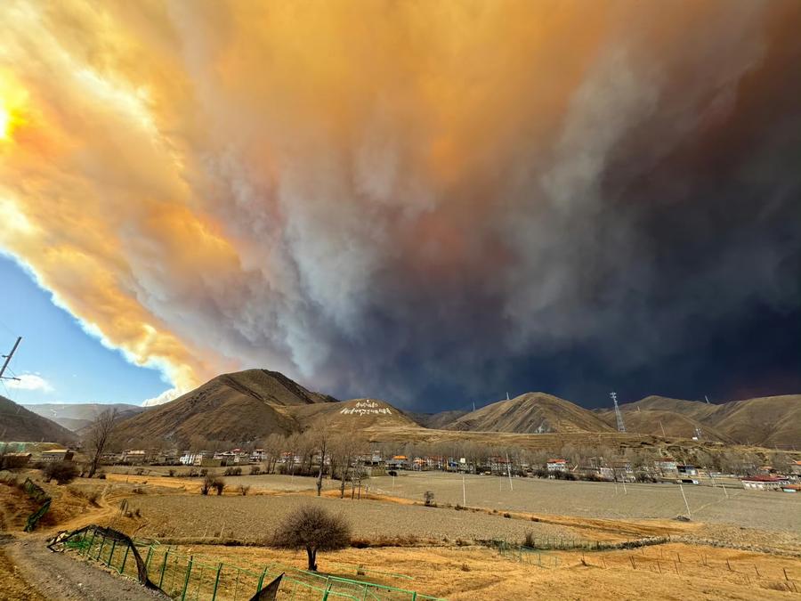 Rescuers battling forest fire in China's Sichuan-Xinhua