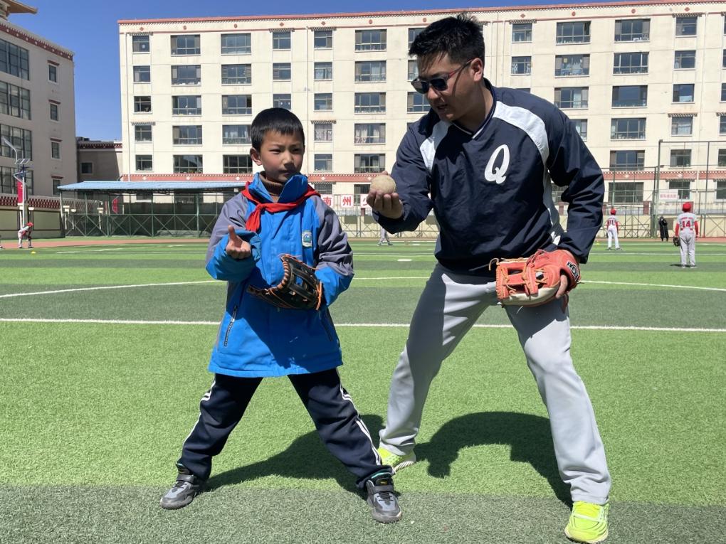 Feature: Tibetan students chase baseball dream-Xinhua