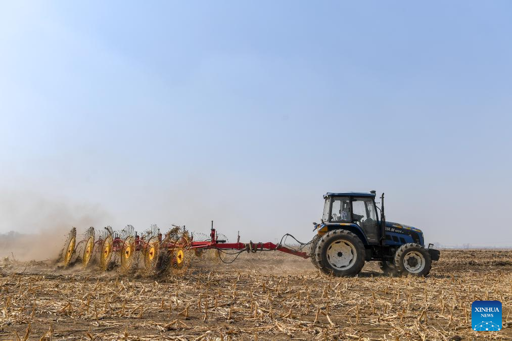 Farmers start annual spring plowing in NE China-Xinhua