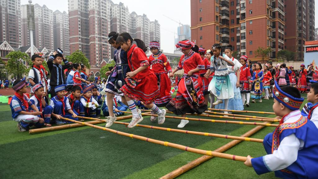 (EnchantingGuangxi)Zhuang ethnic group celebrate traditional Sanyuesan ...