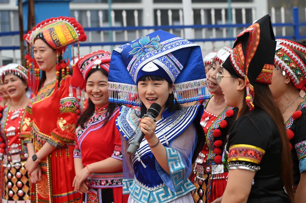(EnchantingGuangxi)Zhuang ethnic group celebrate traditional Sanyuesan ...