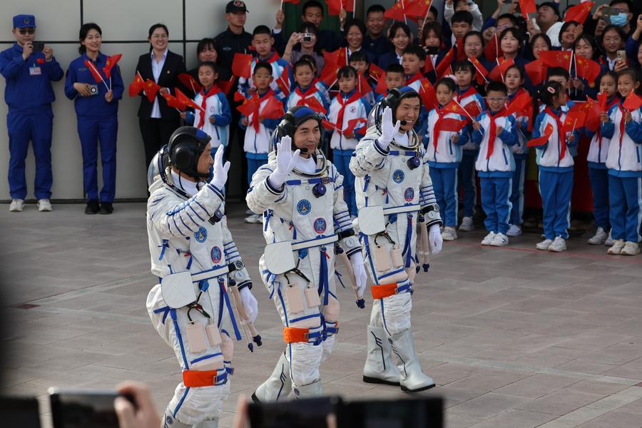 EyesOnSci | See-off ceremony held for taikonauts of Shenzhou-18 mission ...