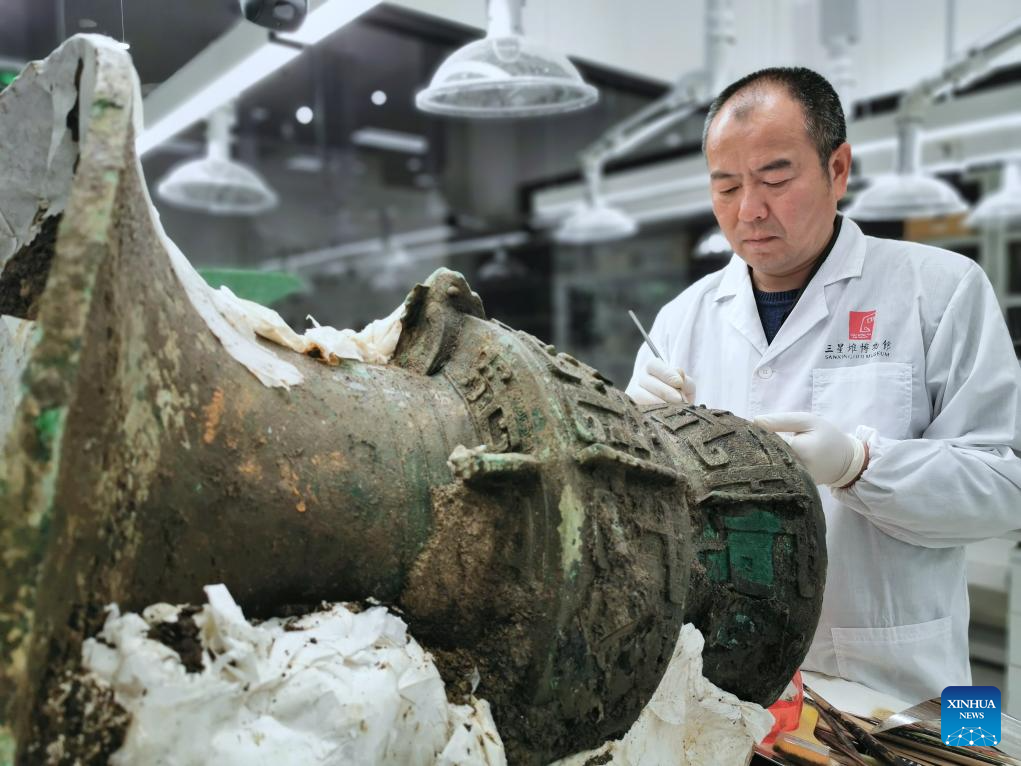 Pic story: dedicated relic restorer at Sanxingdui Museum-Xinhua