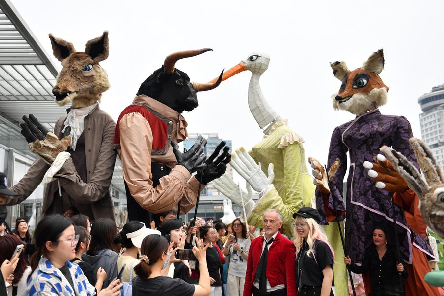 French puppet show “De La Fontaine wowing audiences in China_Culture