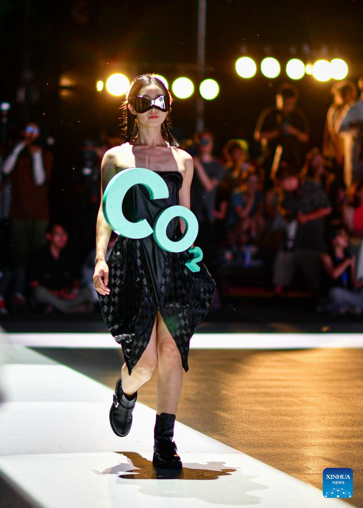 Models present creations in Chengdu, China's Sichuan-Xinhua