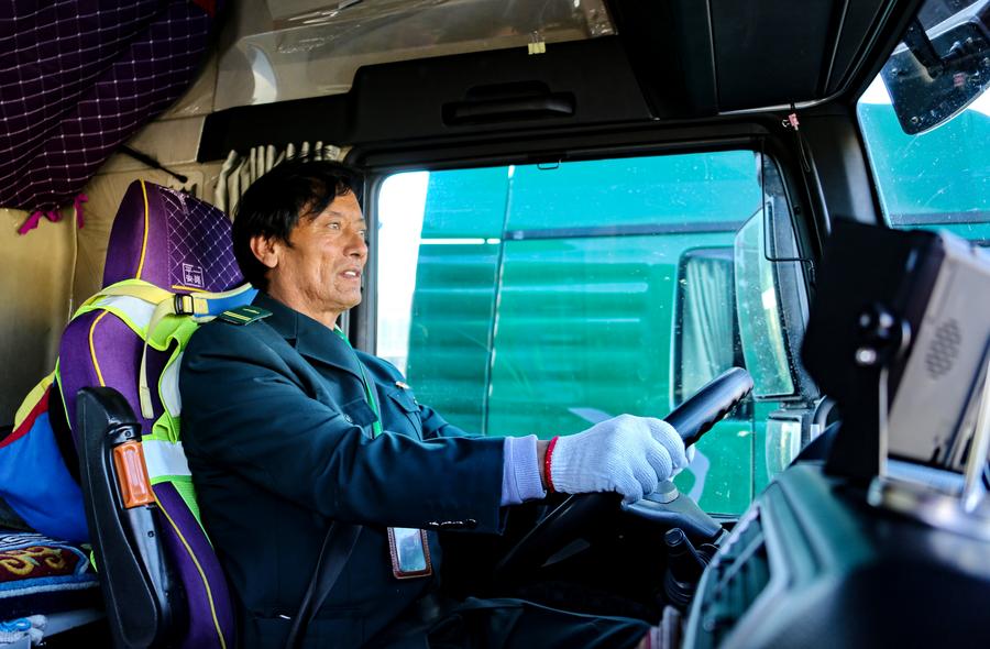 A postal driver's high-altitude odyssey for 26 years-Xinhua