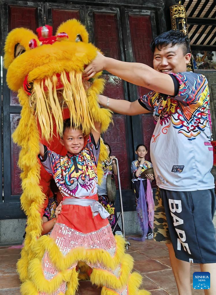 Children practice lion dance in south China's Guangdong-Xinhua