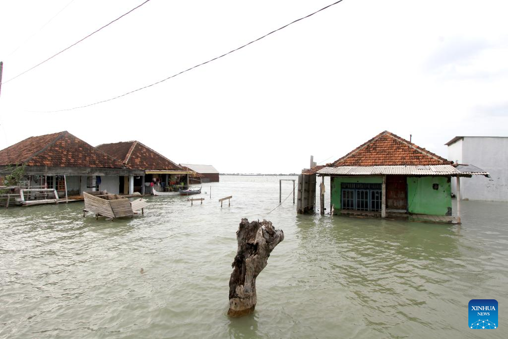 Villages surrounded by sea water in Indonesia due to rising sea levels ...