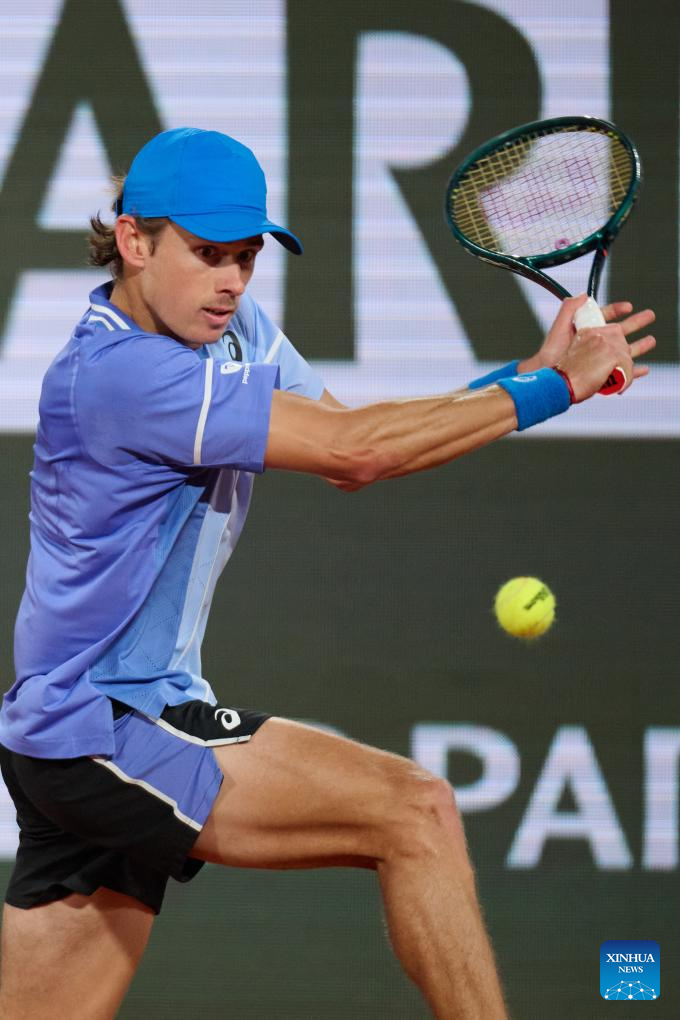 Men's singles quarterfinal of French Open: Alexander Zverev vs. Alex de ...