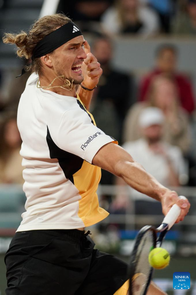 Men's singles quarterfinal of French Open: Alexander Zverev vs. Alex de ...