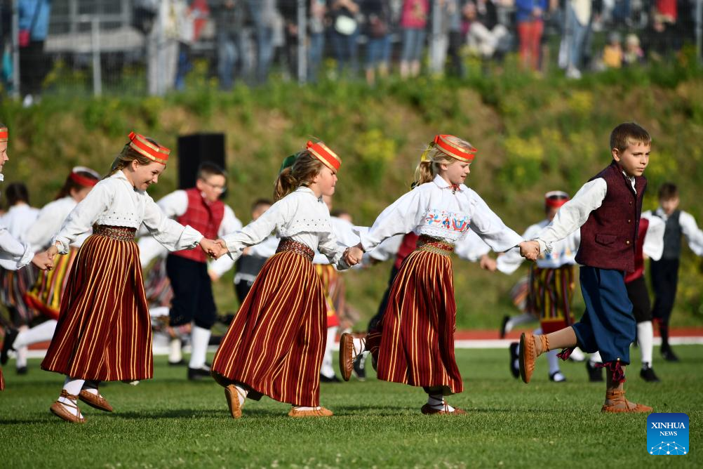 Folk dancers take part in dance celebration in Johvi, Estonia-Xinhua