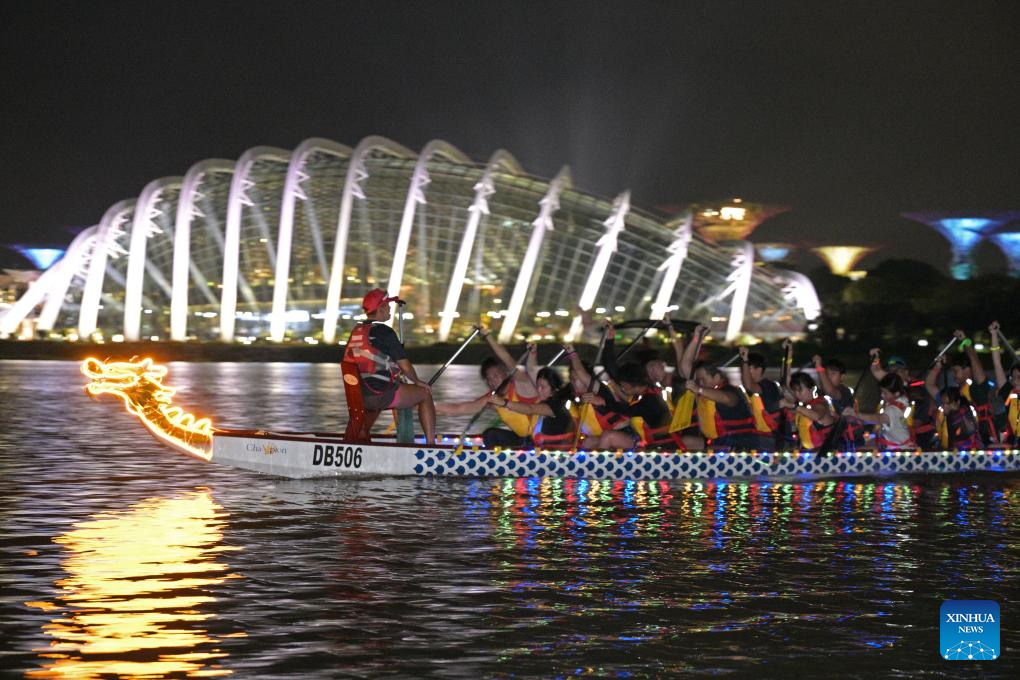 People practice rowing dragon boat before Dragon Boat Festival in ...
