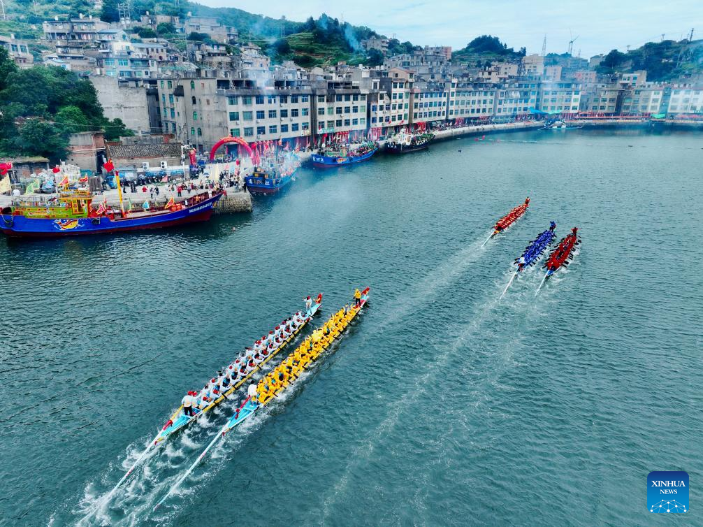Contestants participate in dragon boat race in Lianjiang County, China ...