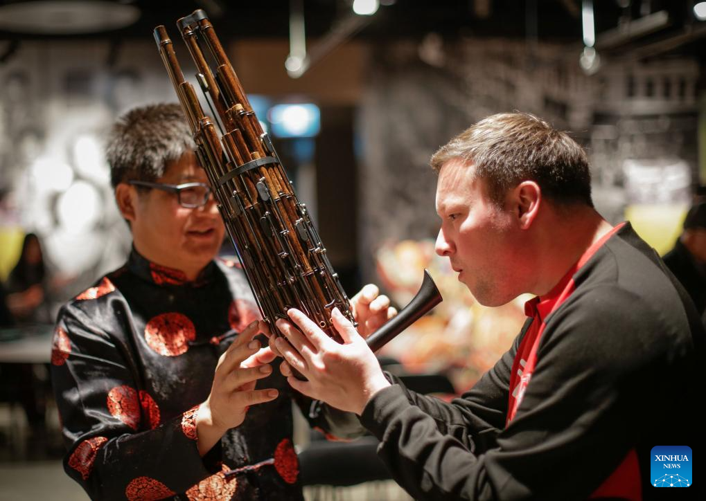People try traditional Chinese musical instruments in Vancouver-Xinhua