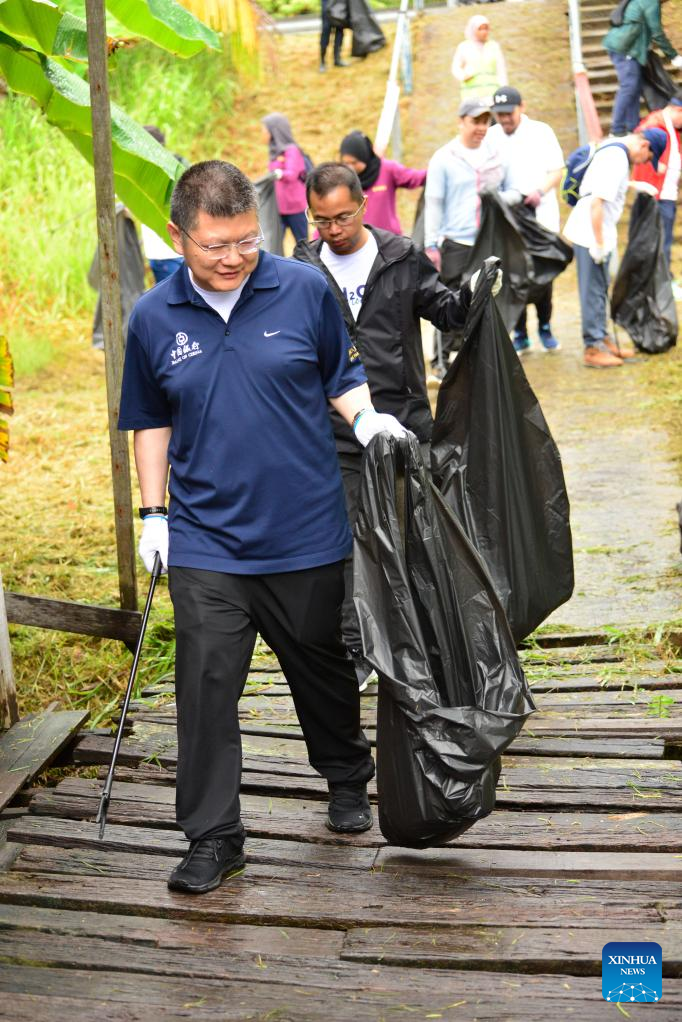 Brunei financial institutions participate in river cleanup-Xinhua