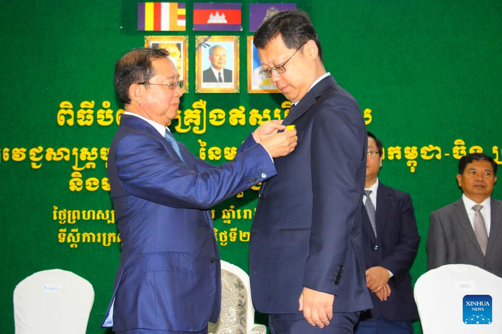 Cambodia awards honorable medals to traditional Chinese medicine ...