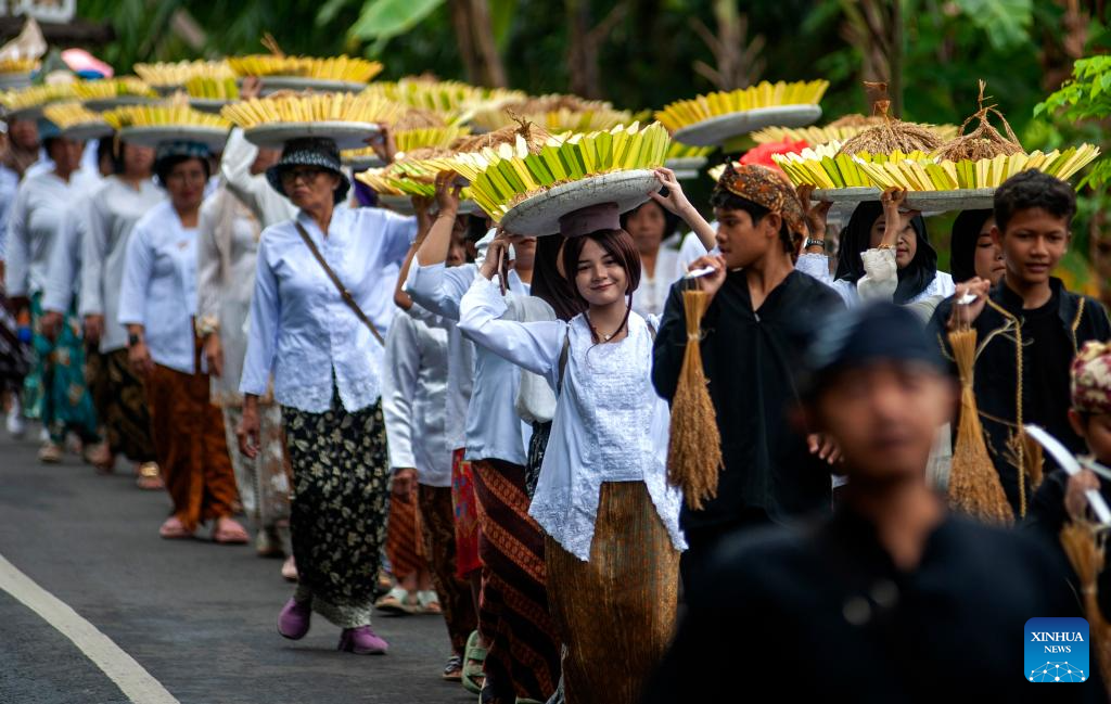 Indonesian people participate in Seren Taun festival-Xinhua