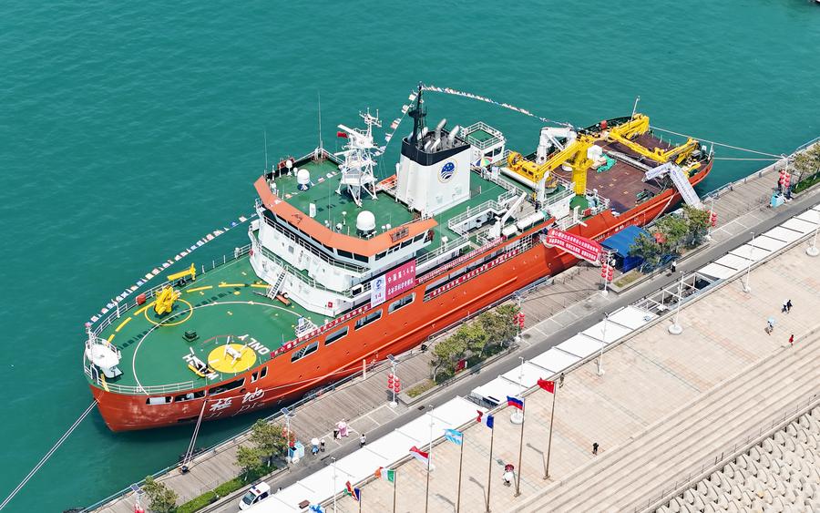 China's polar icebreakers open to public visits in eastern port city-Xinhua