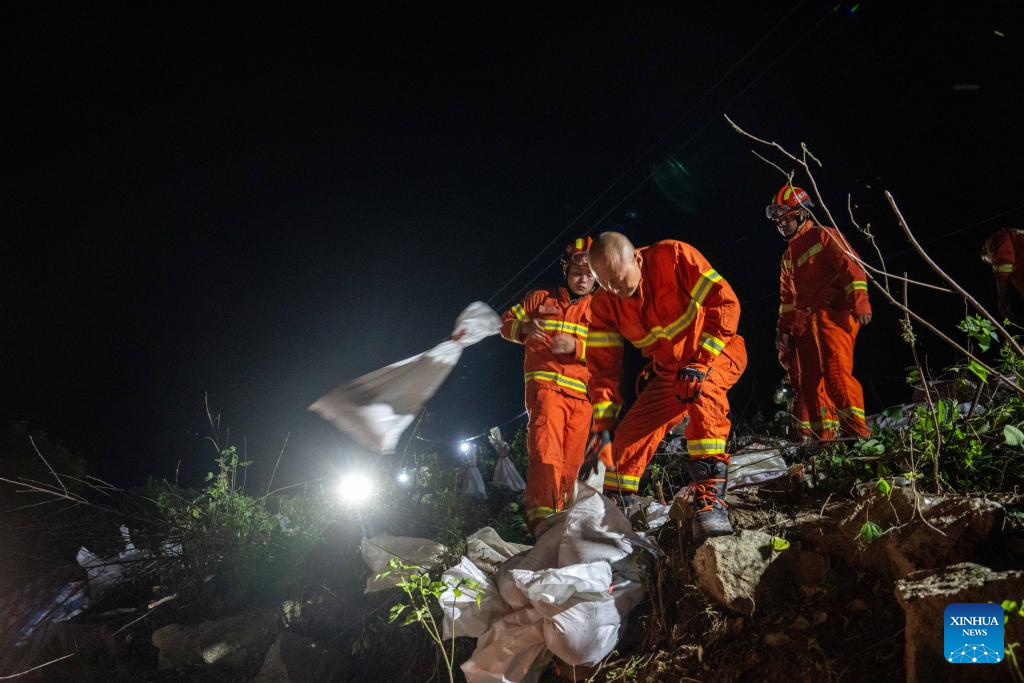 Team deployed to aid rescue after dike breach in China's second-largest ...
