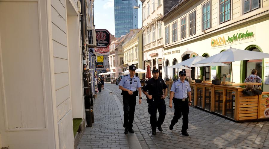 Chinese tourists excited at Chinese-Croatian joint patrol in Zagreb ...