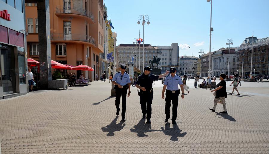 Chinese tourists excited at Chinese-Croatian joint patrol in Zagreb ...