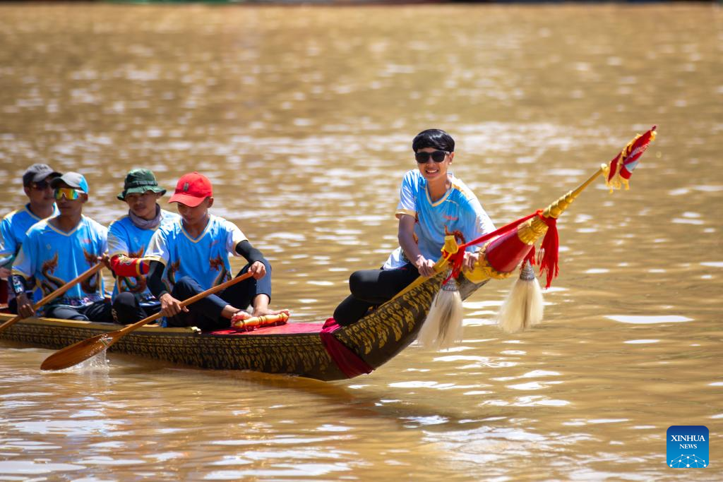 In pics: dragon boat racing festival in Luang Prabang, Laos-Xinhua