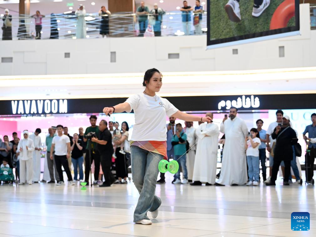 Chinese artists perform during flash mob show in Kuwait-Xinhua