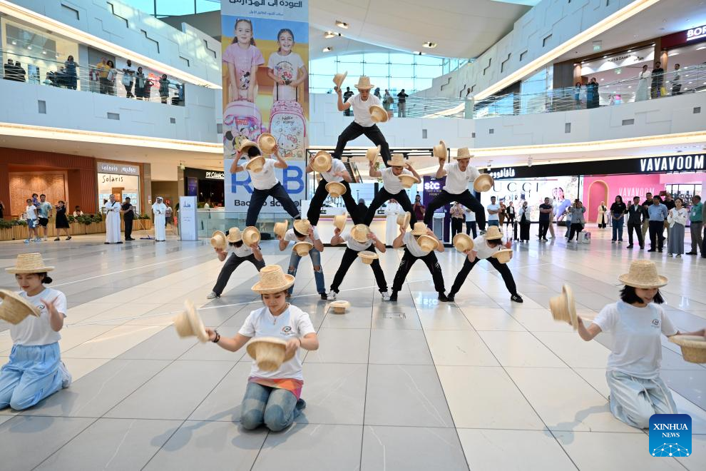 Chinese artists perform during flash mob show in Kuwait-Xinhua