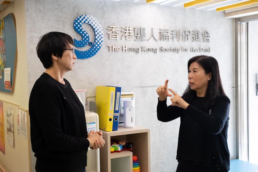 Conveying care through sign language-Xinhua