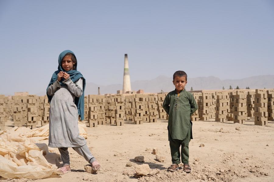 Afghan children work in brick kilns to support families-Xinhua