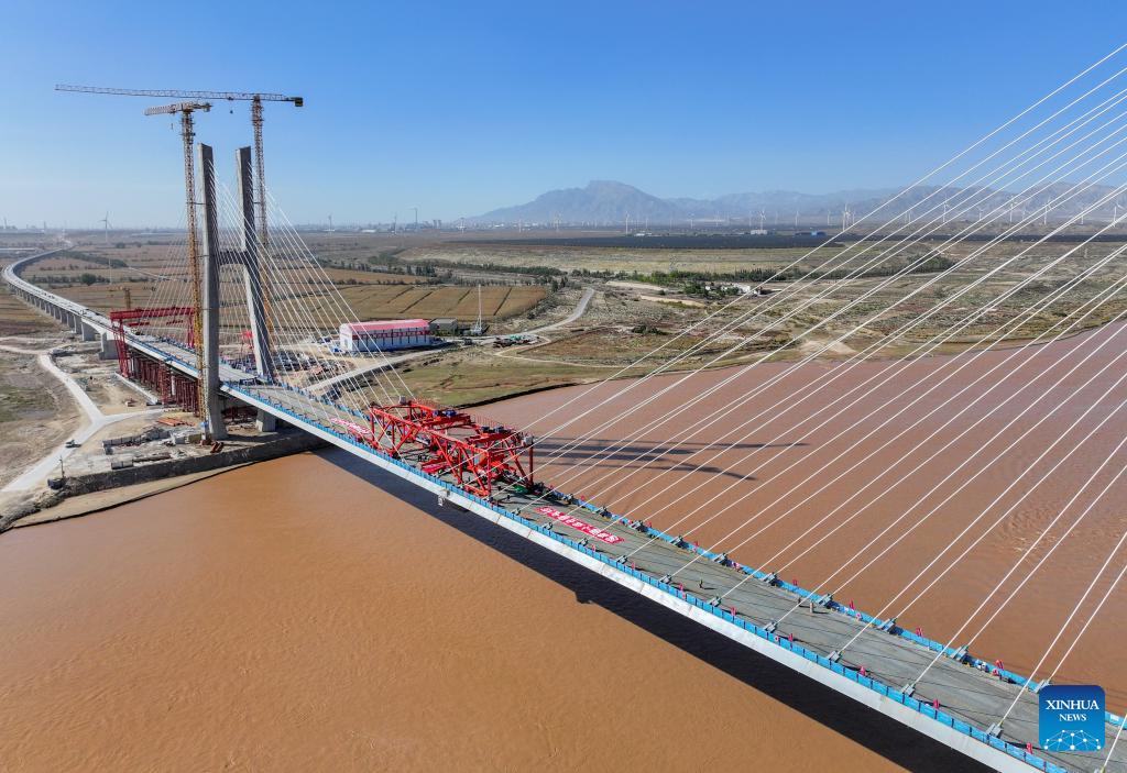 Wuhai Yellow River grand bridge in N China joined together-Xinhua