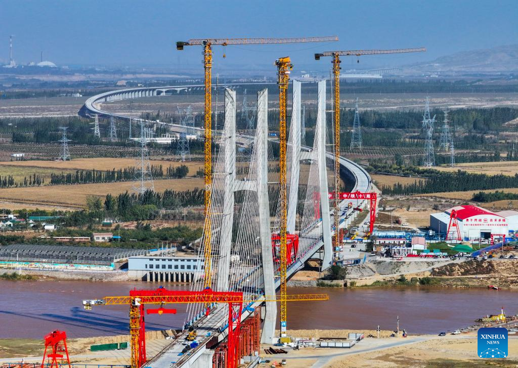 Wuhai Yellow River grand bridge in N China joined together-Xinhua