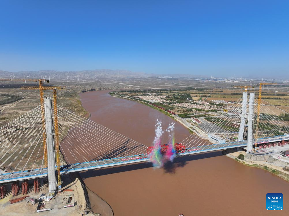 Wuhai Yellow River grand bridge in N China joined together-Xinhua