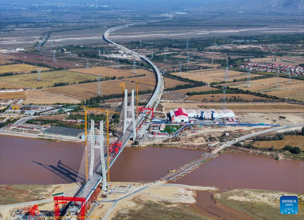 Wuhai Yellow River grand bridge in N China joined together-Xinhua