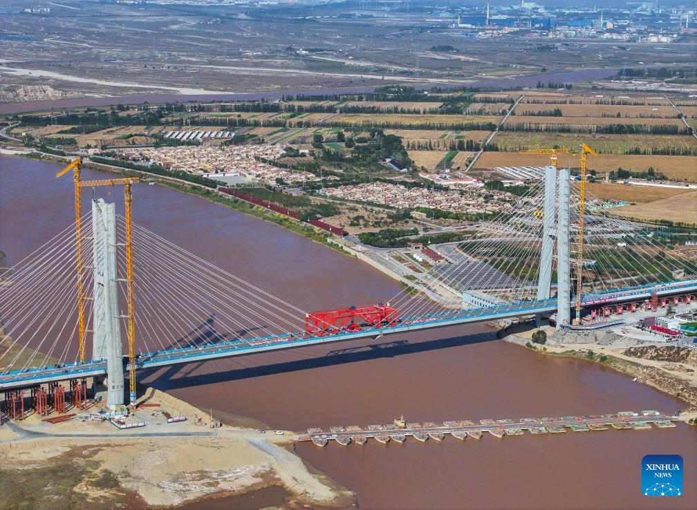 Wuhai Yellow River grand bridge in N China joined together-Xinhua