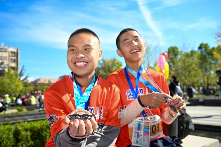 Feature: Visually impaired runners shine at Tianjin Marathon-Xinhua