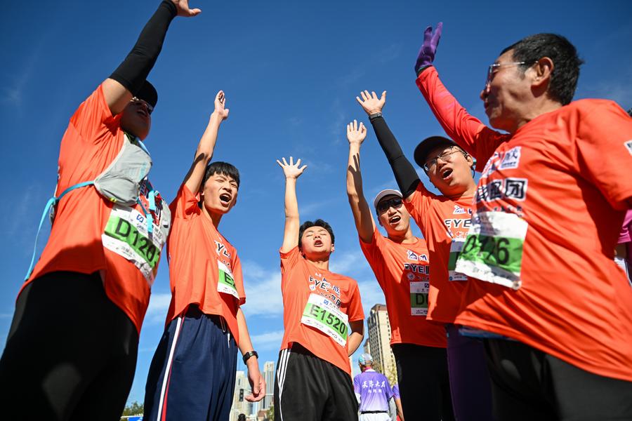 Feature: Visually impaired runners shine at Tianjin Marathon-Xinhua
