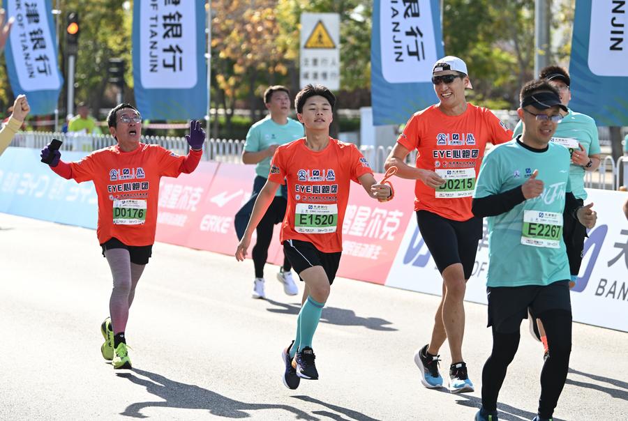 Feature: Visually impaired runners shine at Tianjin Marathon-Xinhua